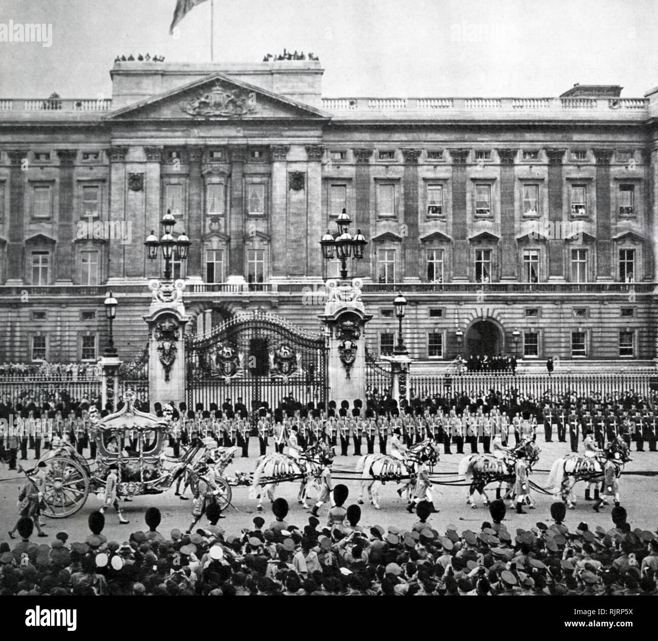 Queen Elizabeth II during her coronation. 1953 Stock Photo - Alamy