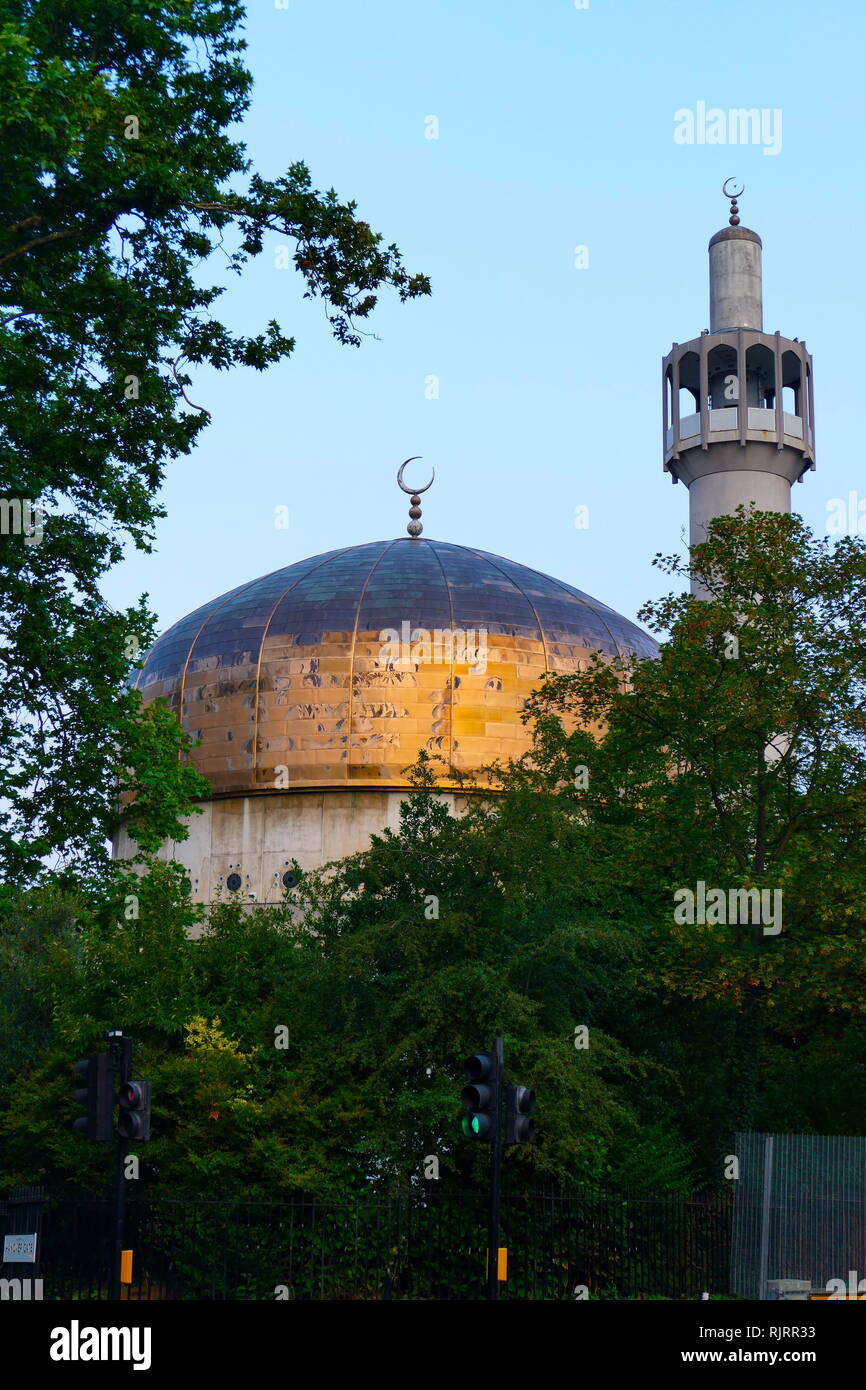 The London Central Mosque or Regent's Park Mosque, London, United ...