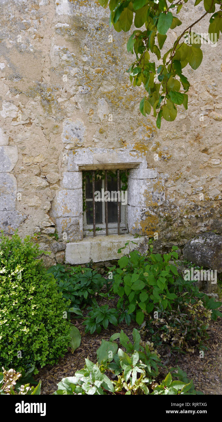 French chateau window hi-res stock photography and images - Alamy