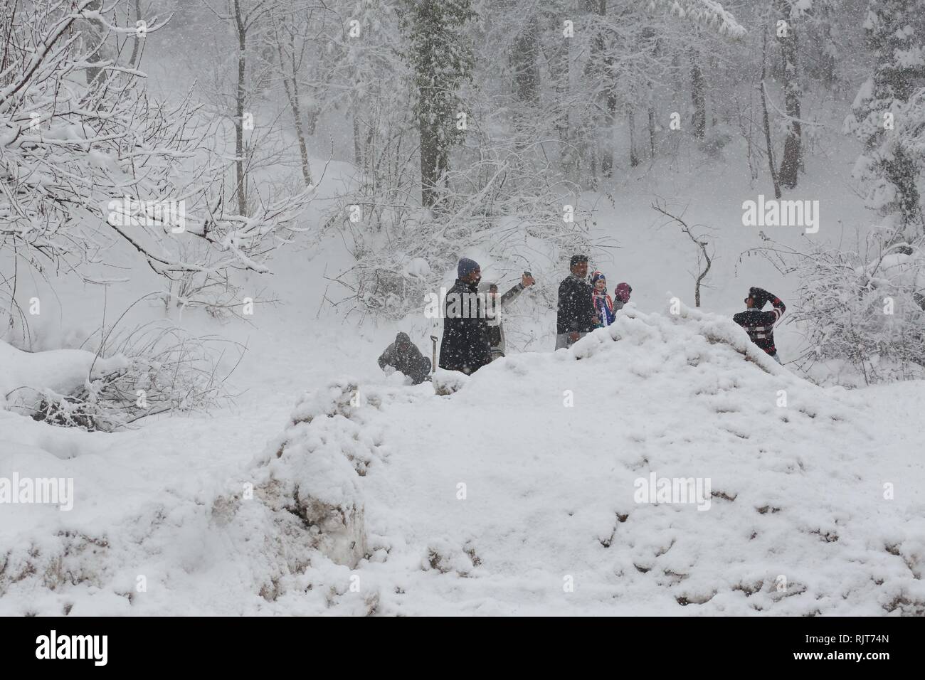 Murree, Pakistan. 7th Feb, 2019. Tourists enjoy snowfall in Murree ...