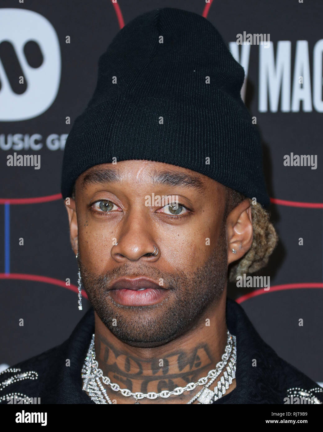 Posing hollywood sign hi-res stock photography and images - Alamy