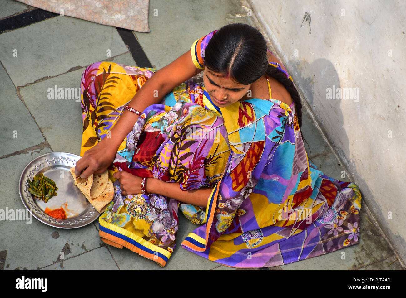 Indian lady sari hi-res stock photography and images - Alamy