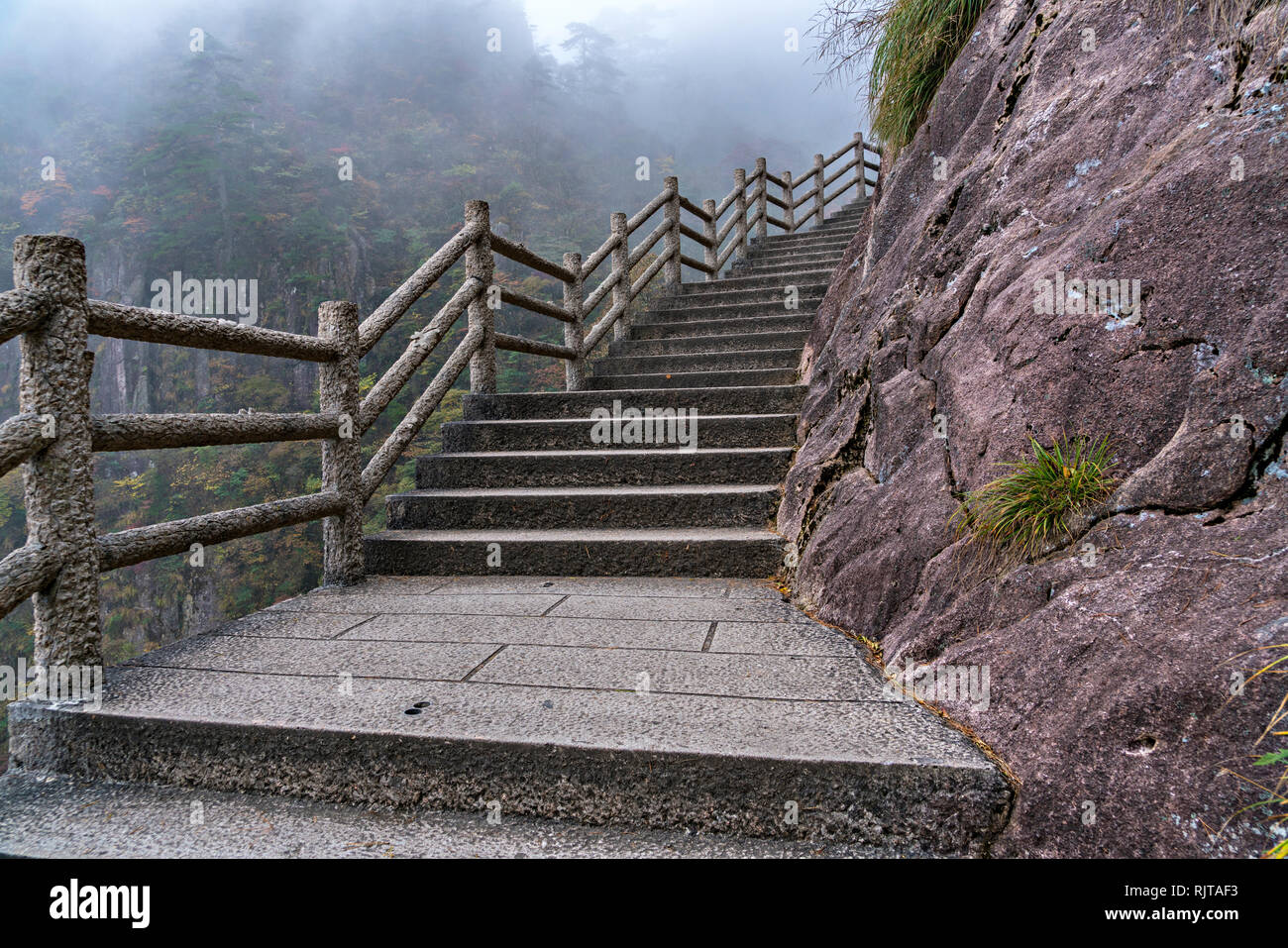 Cliff fence hi-res stock photography and images - Alamy