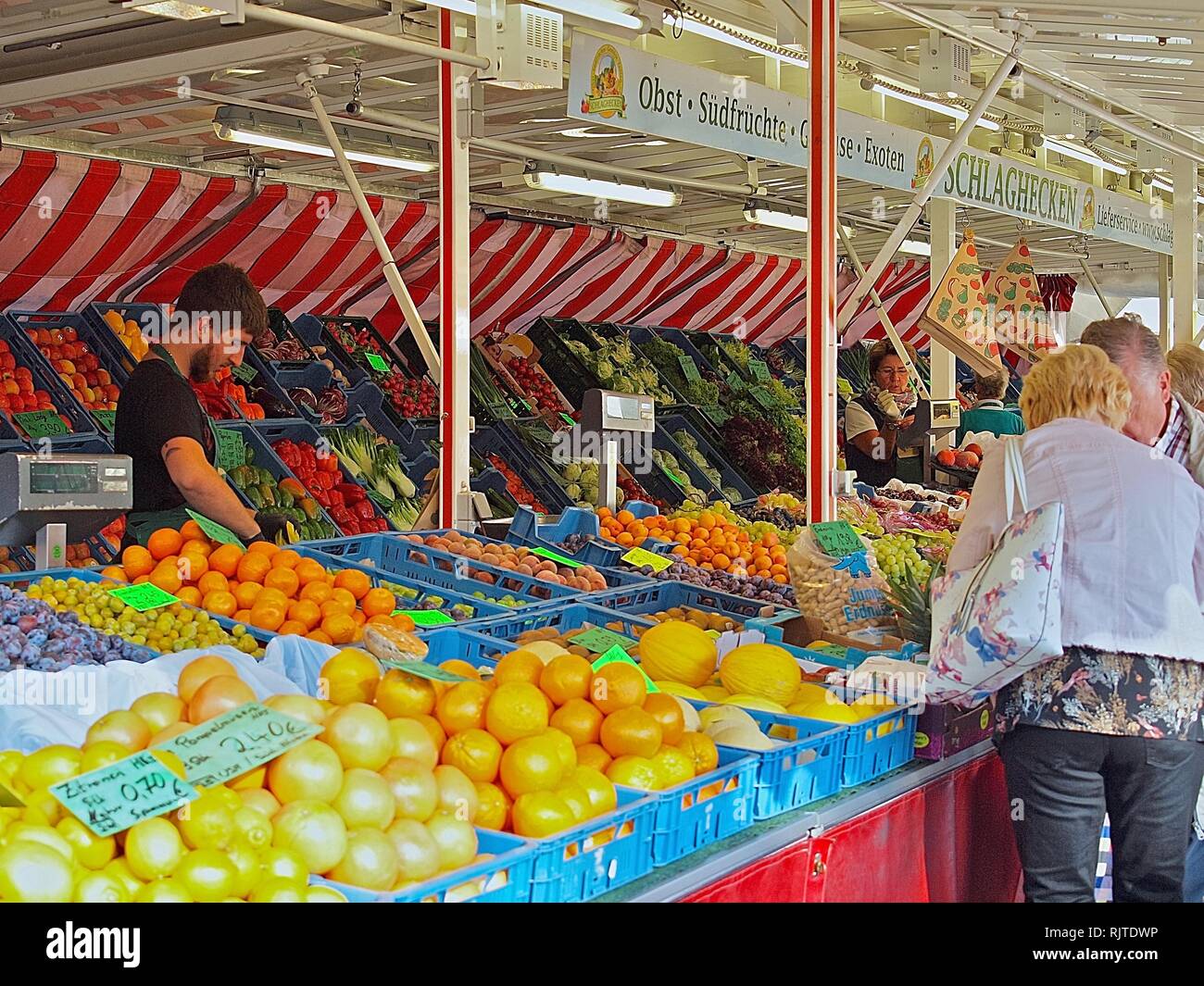 Market booth with fruits and vegetables and people Stock Photo - Alamy