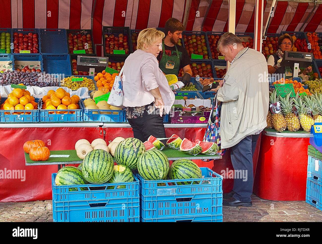 Market booth with fruits and vegetables and people Stock Photo - Alamy