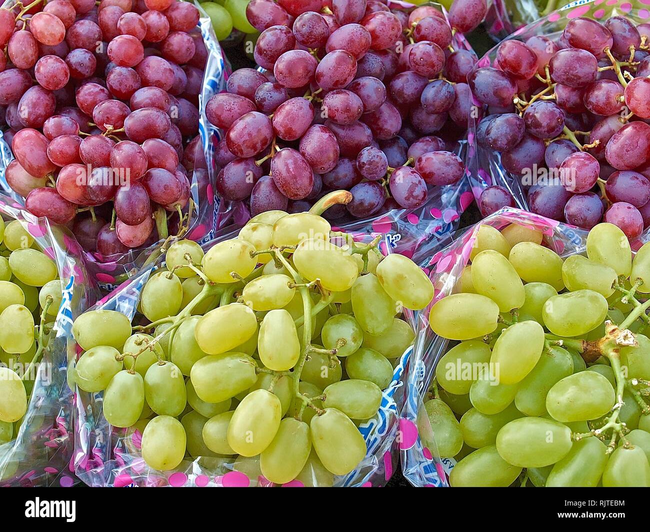 Portions of green and red grapes at a food market Stock Photo - Alamy