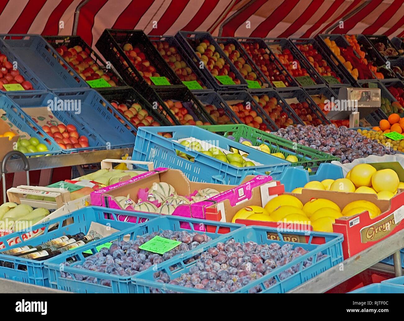 Market booth with fruits and vegetables and people Stock Photo - Alamy