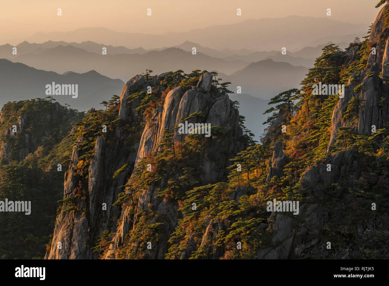 Mount huangshan hi-res stock photography and images - Alamy