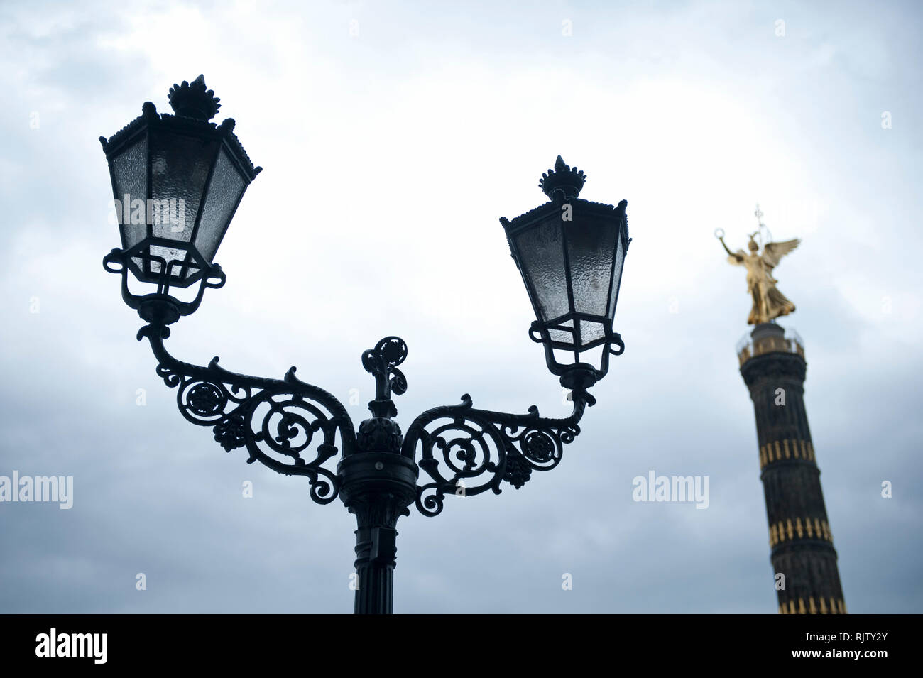 The Victory Column and streetlight in Tiergarten, Berlin, Germany Stock ...