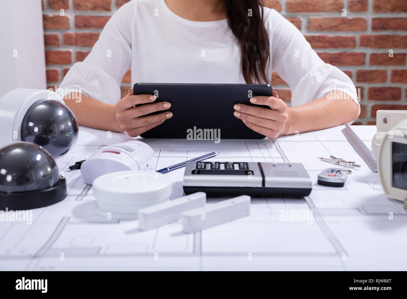 Using tablet and phone above hi-res stock photography and images - Alamy