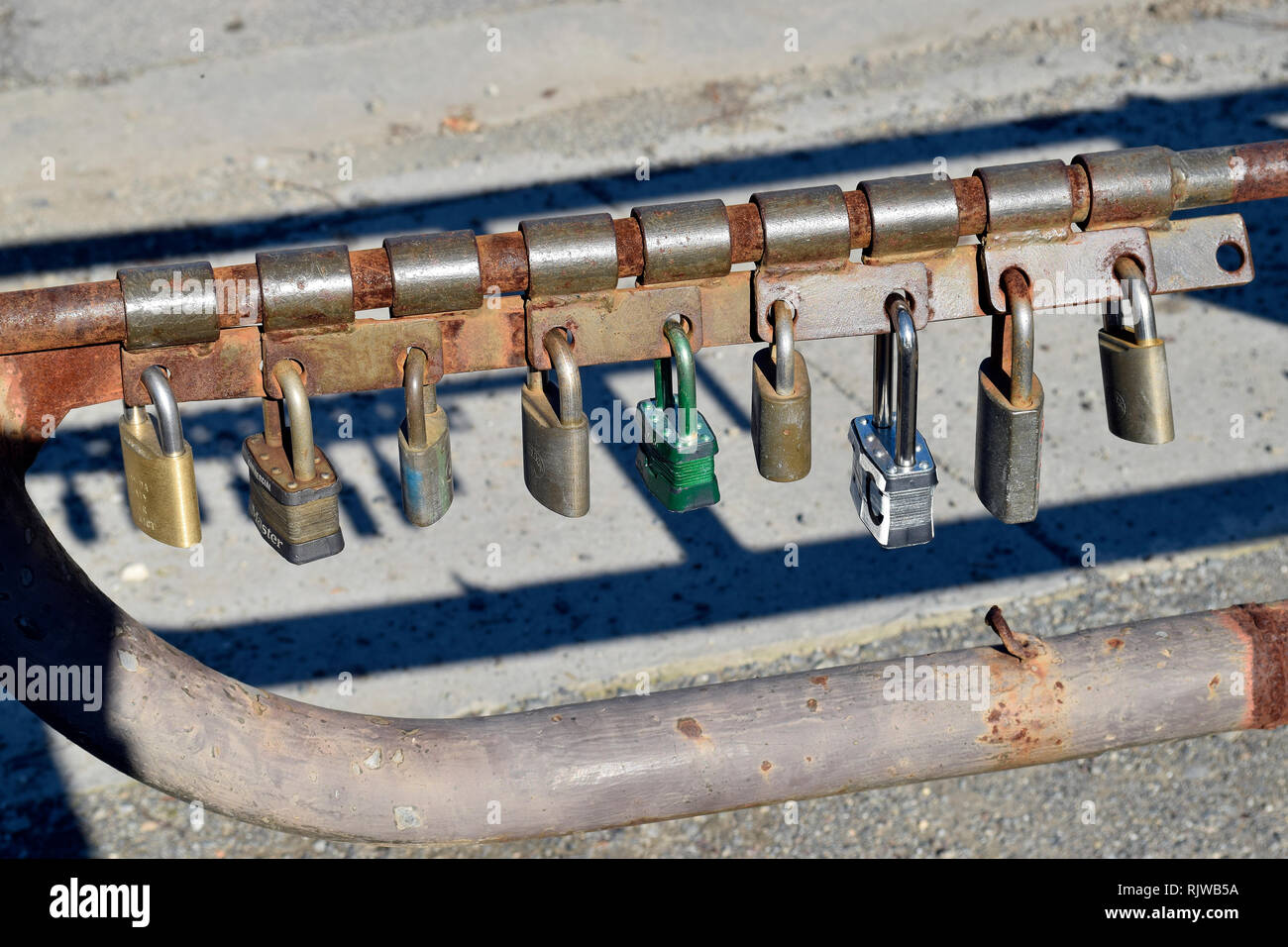 Pad lock on gate hi-res stock photography and images - Alamy