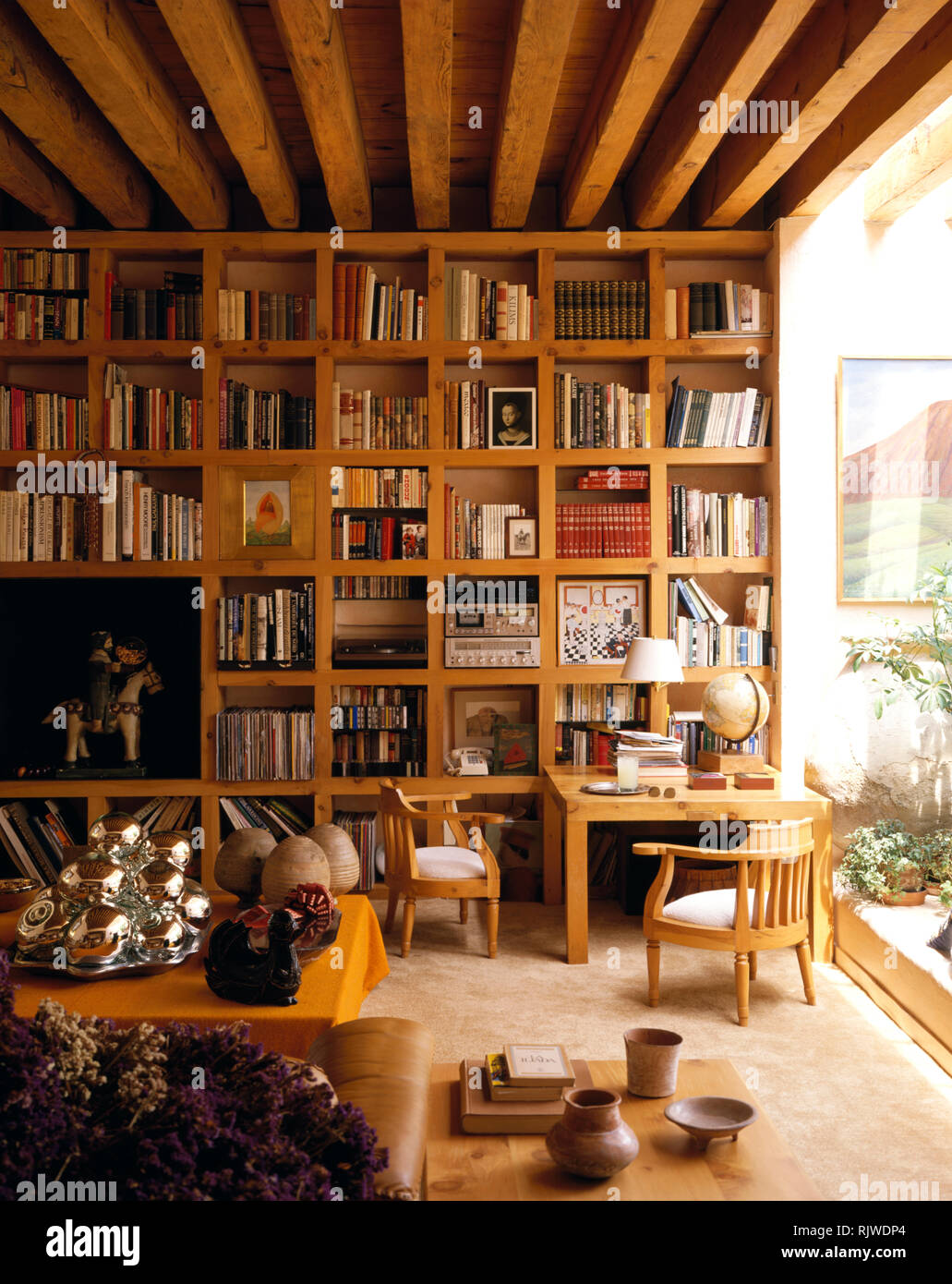 Cube tables hi-res stock photography and images - Alamy