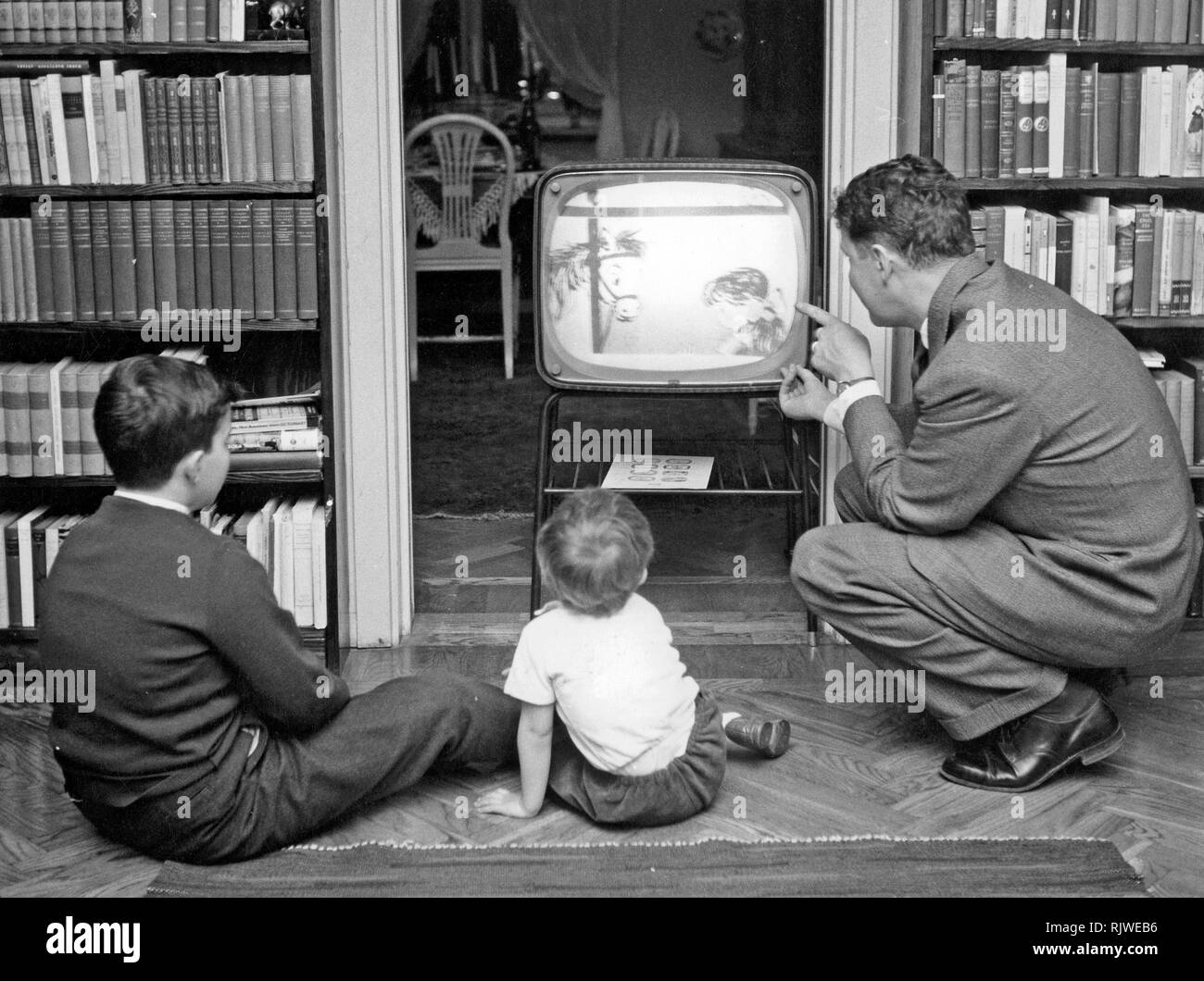 Family watching television 1950s hi-res stock photography and images ...