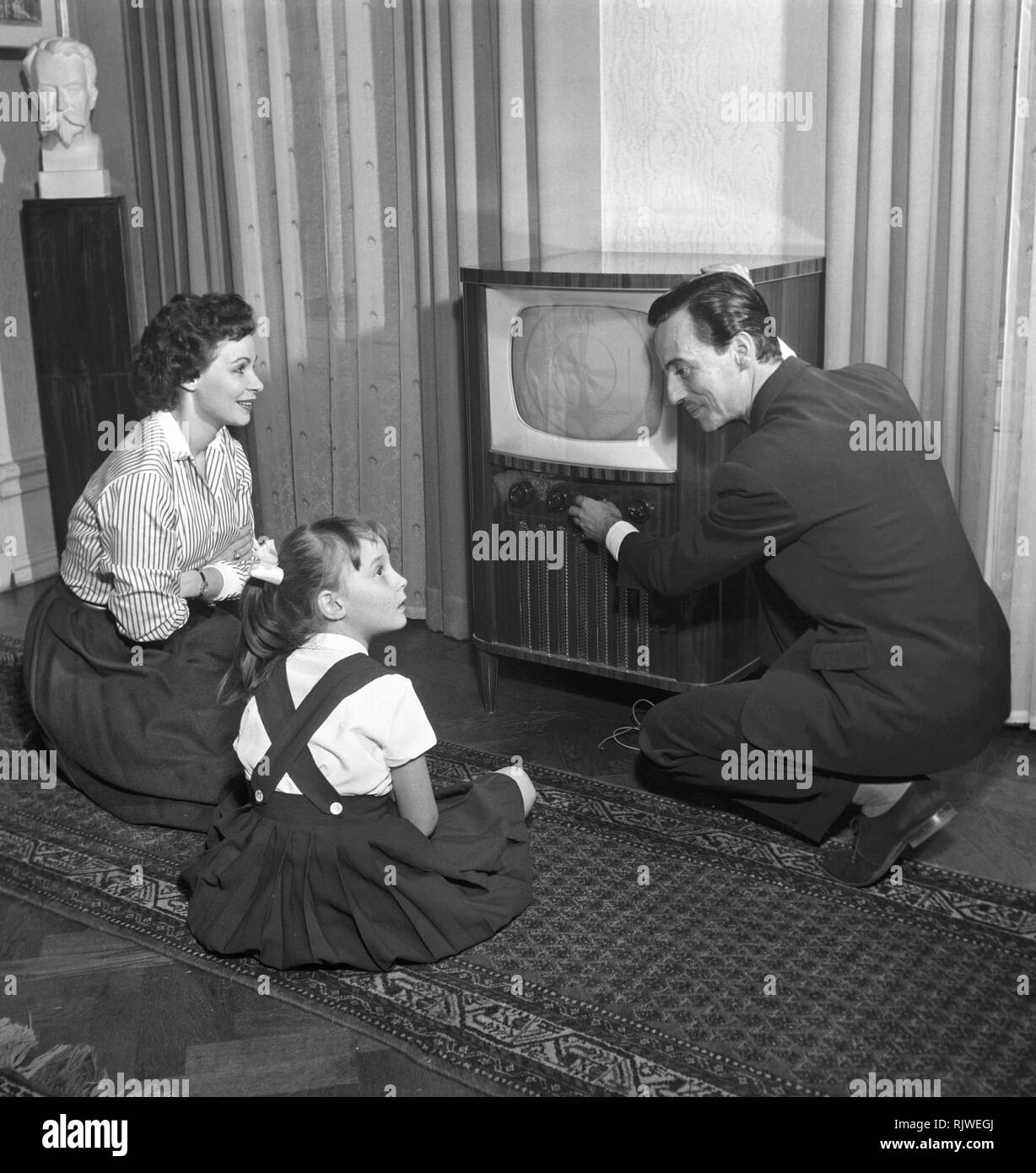 Family watching television 1950s hi-res stock photography and images ...