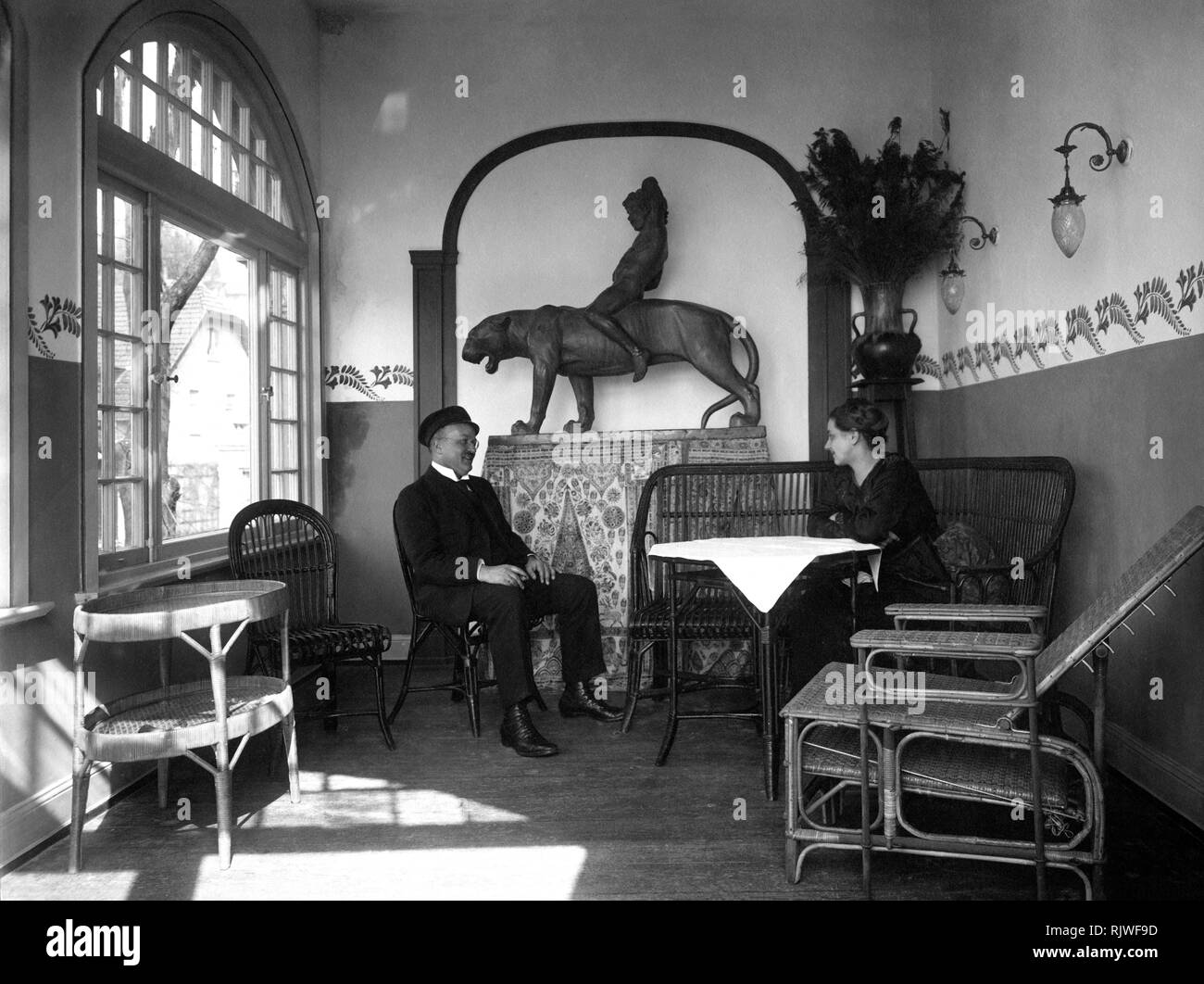 1910s entertainment hi-res stock photography and images - Alamy