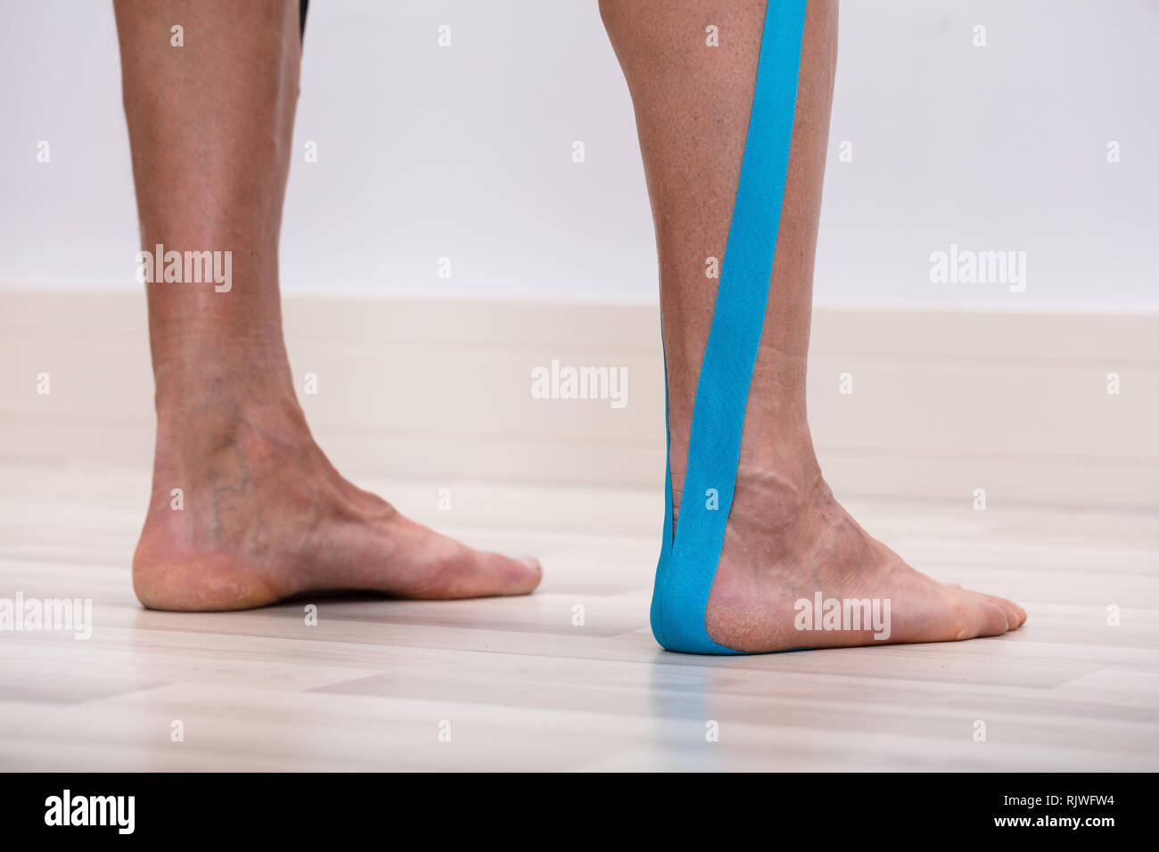 Muscular man calves hi-res stock photography and images - Alamy