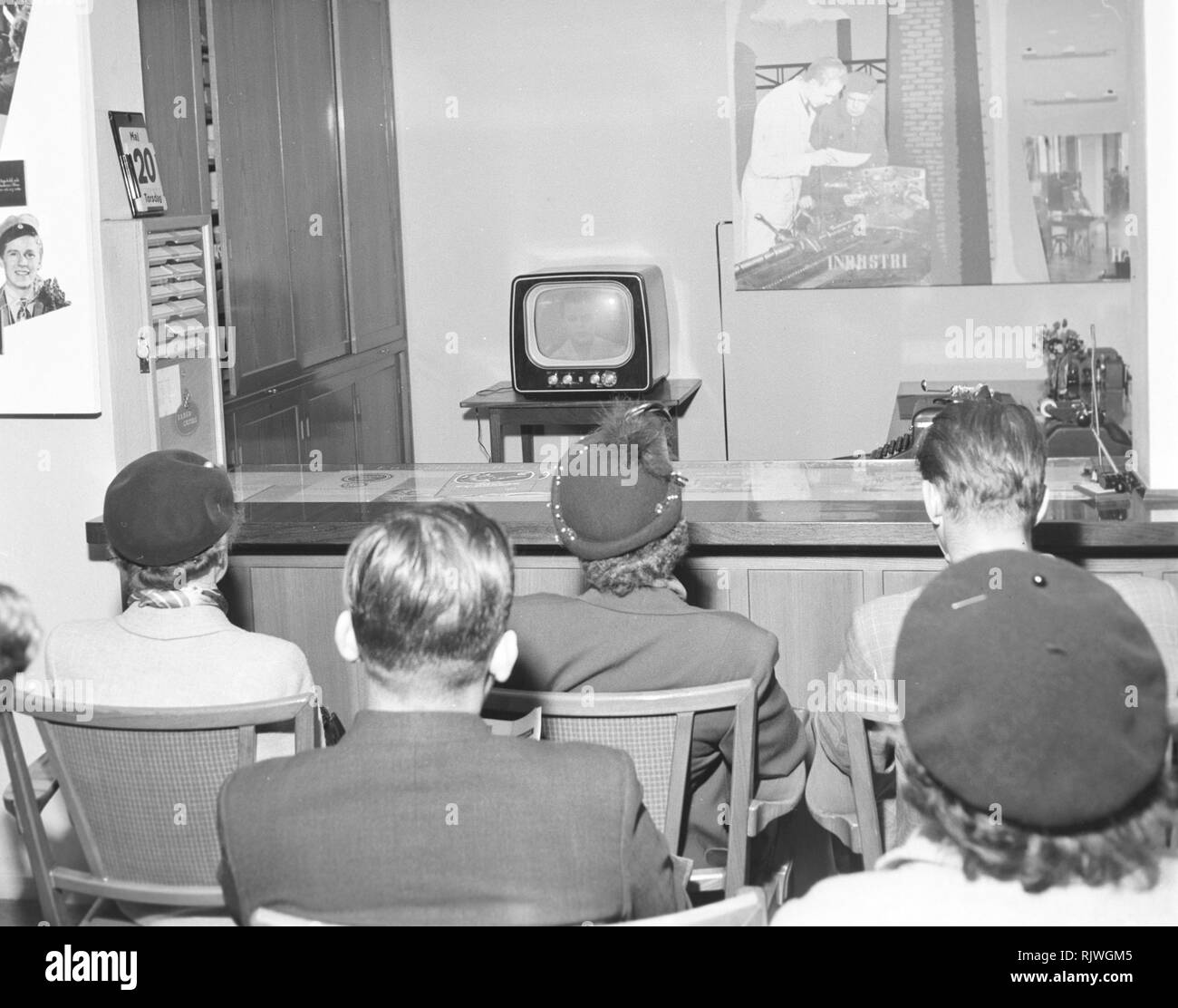 Tv set 1950s hi-res stock photography and images - Alamy