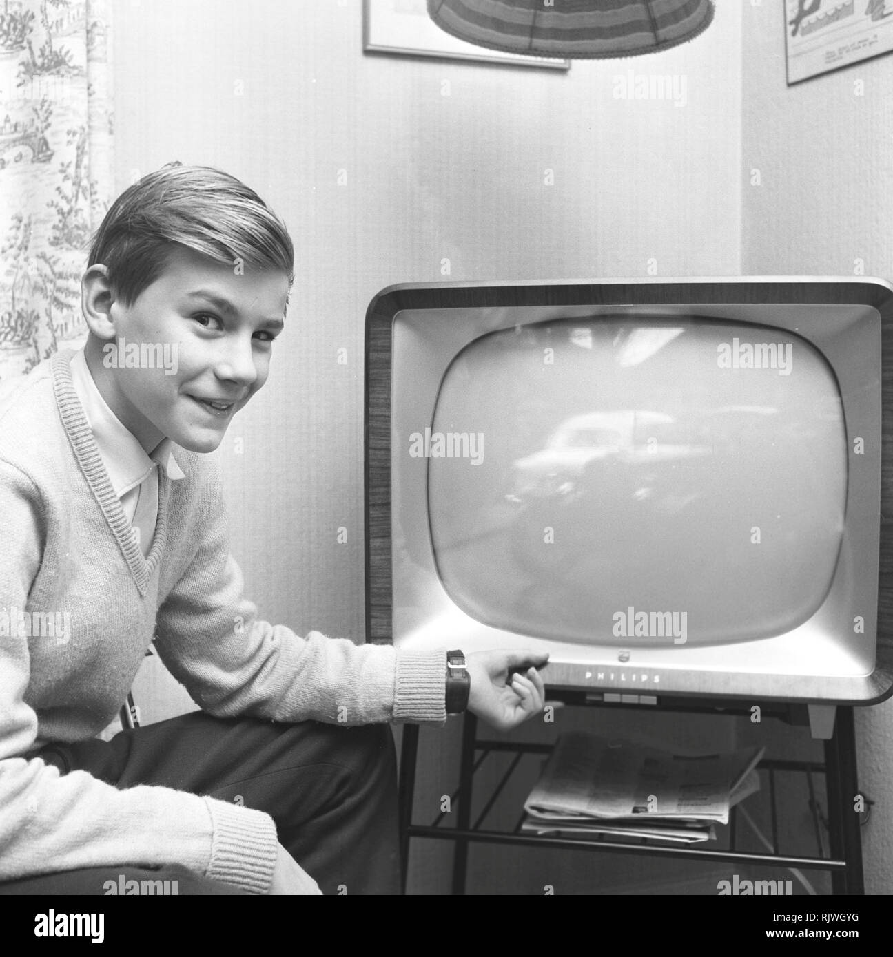 Tv set 1950s hi-res stock photography and images - Alamy