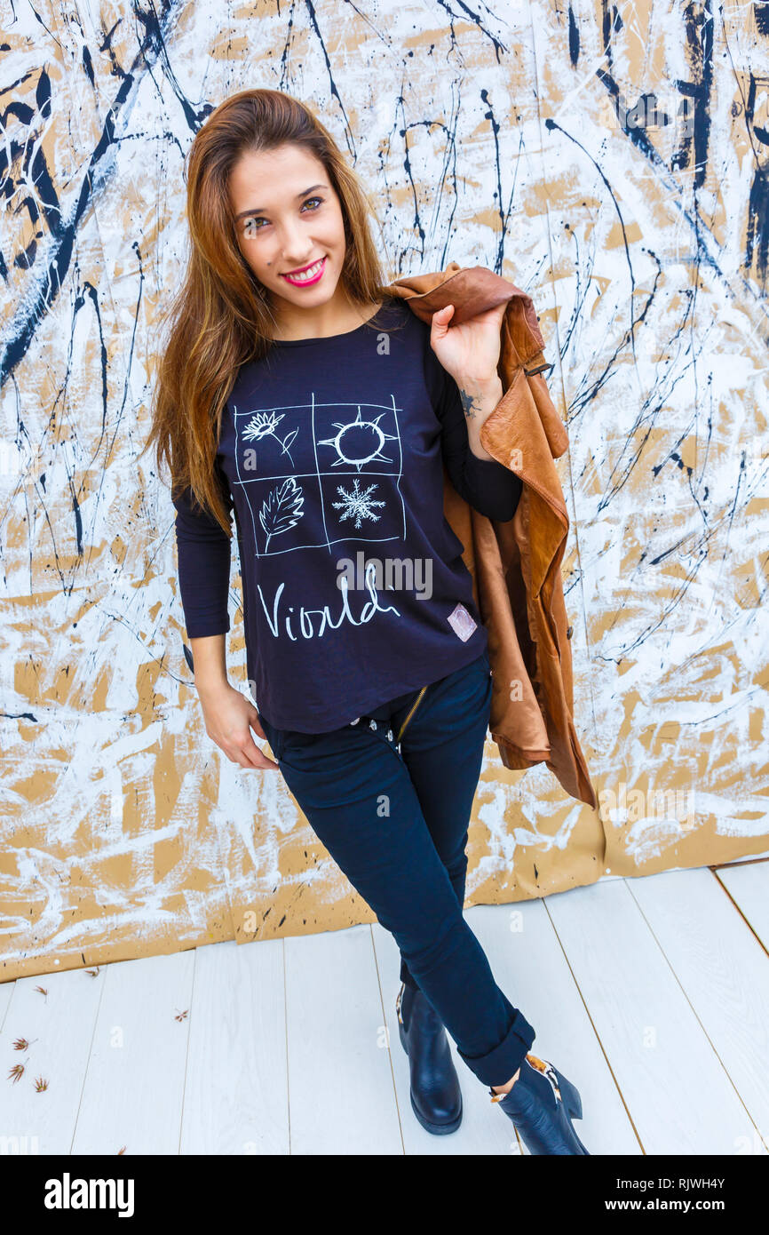 Pretty girls posing hi-res stock photography and images - Alamy