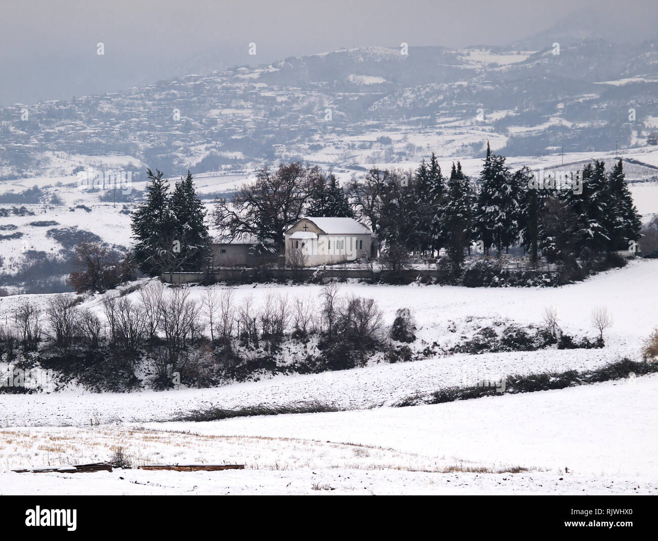 Little white chapel hi-res stock photography and images - Alamy
