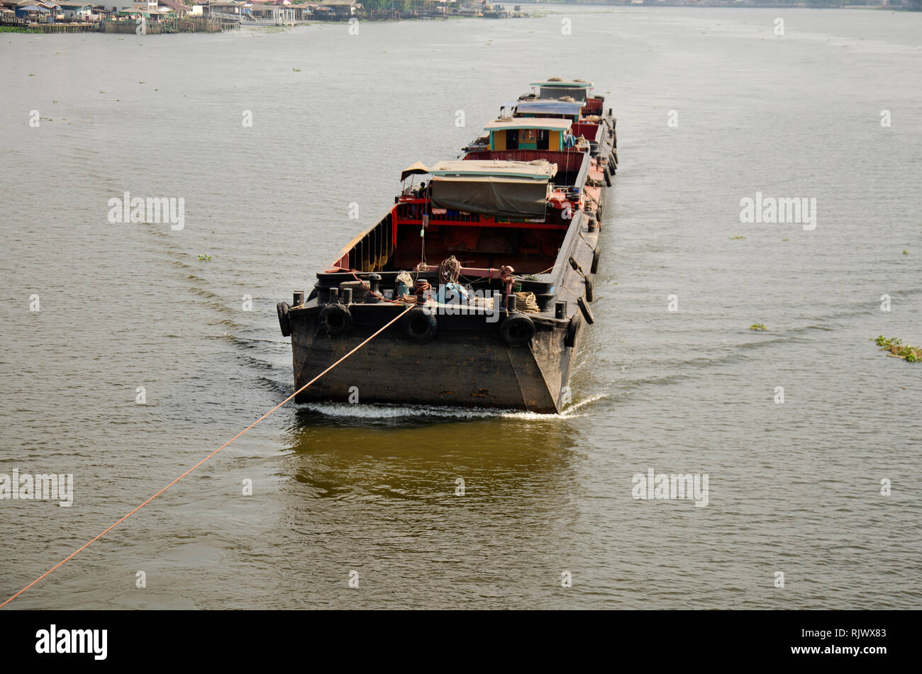 Asian thai people sailing barge and tugboat cargo ship in Chao Phraya ...