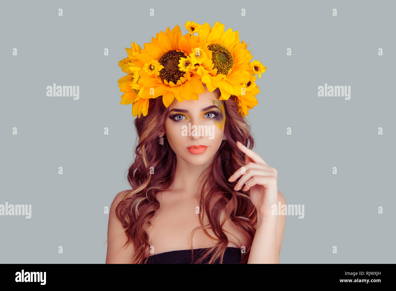 Beautiful young woman wearing floral headband Stock Photo - Alamy