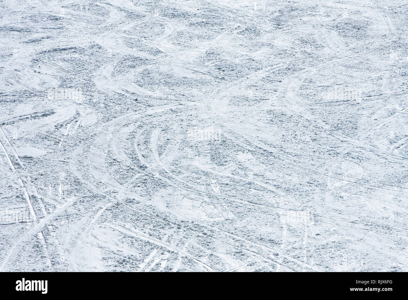 Snow background pattern curved with slope trails Stock Photo - Alamy
