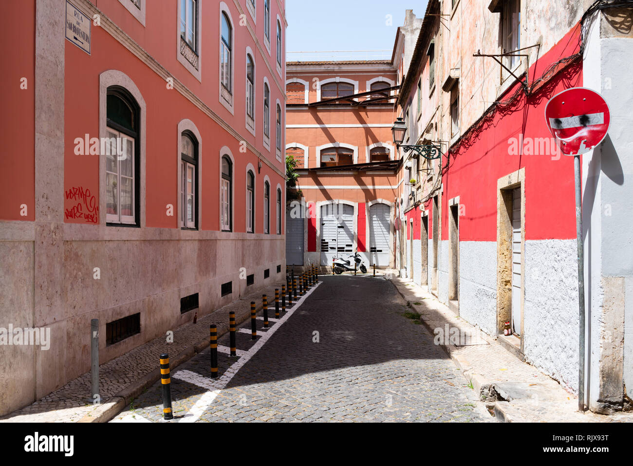 Alley way with brick walls hi-res stock photography and images - Alamy