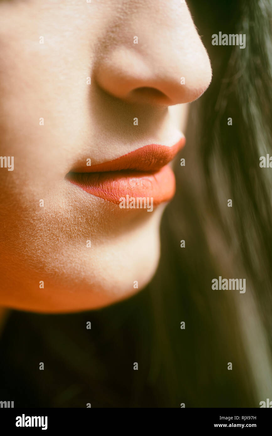 Woman's face side profile hi-res stock photography and images - Alamy