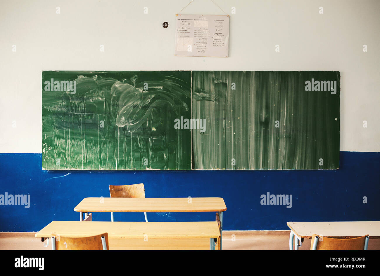 Empty old classroom hi-res stock photography and images - Alamy