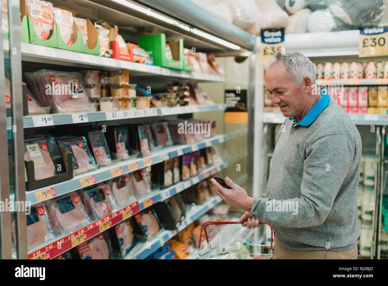 Man doing shopping at supermarket hi-res stock photography and images ...