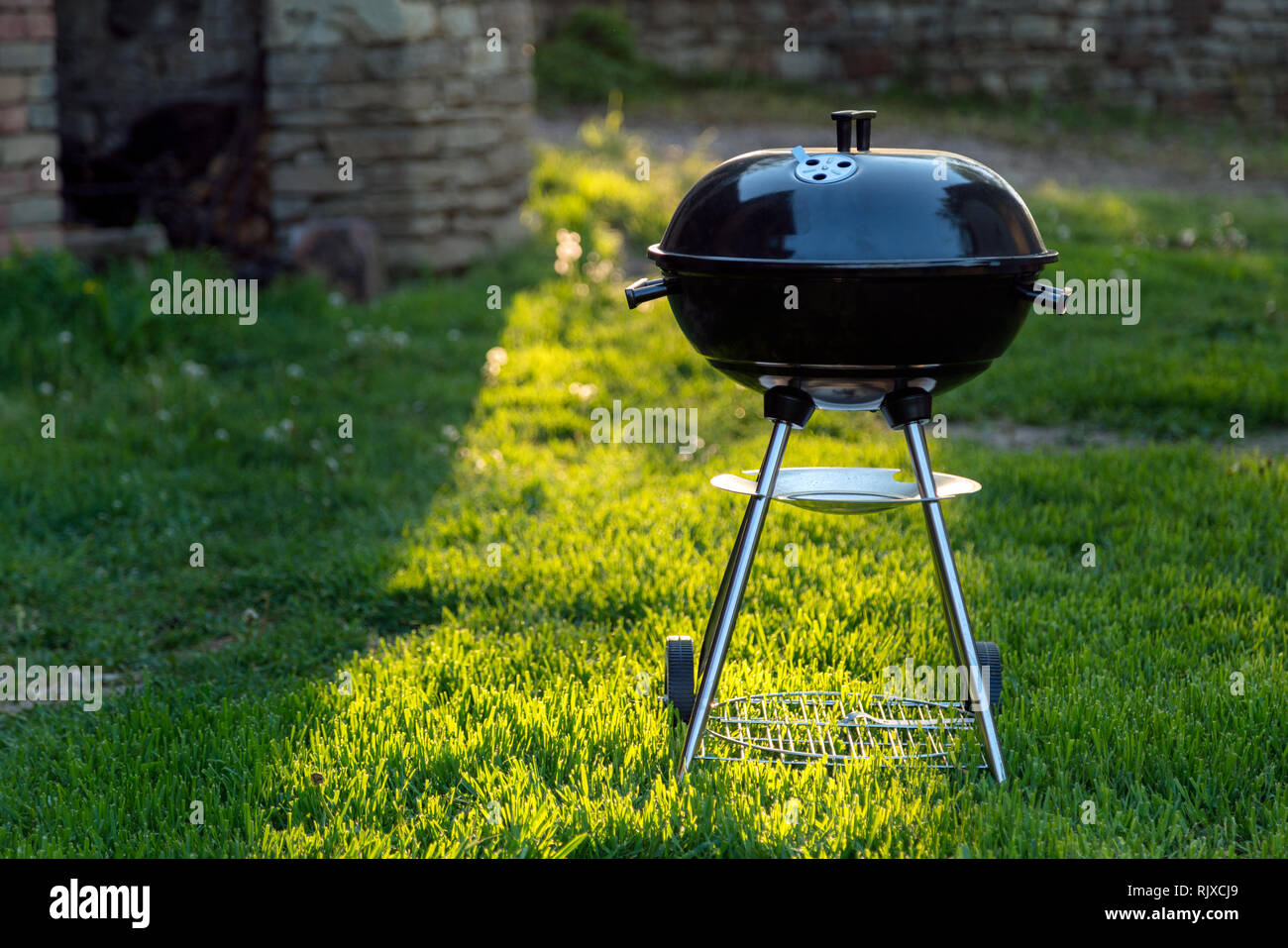 Burnt grass bbq hi-res stock photography and images - Alamy