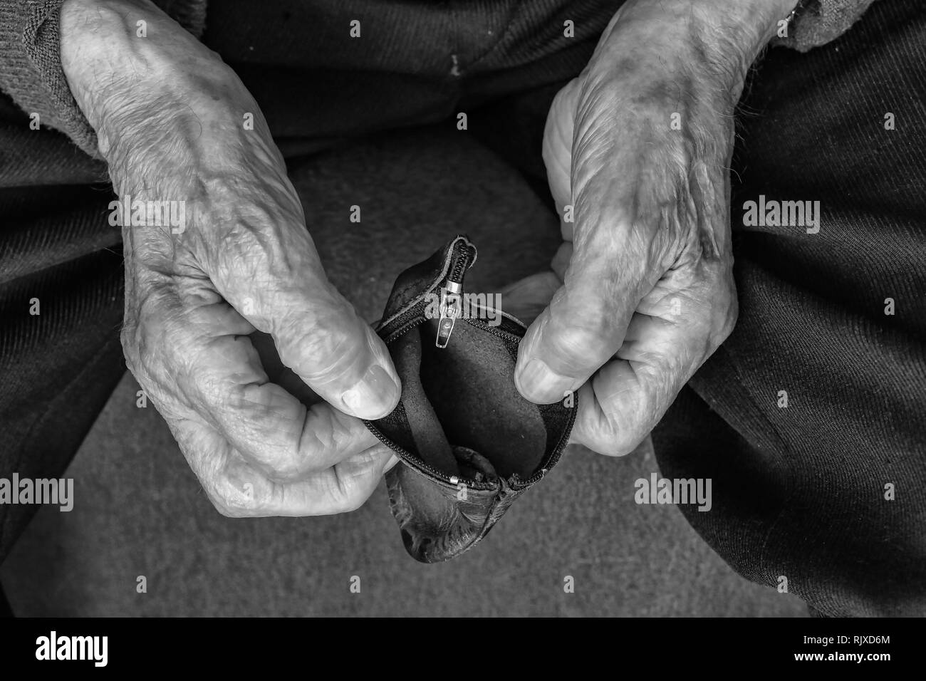 Pension / Empty wallet in the hands of an old man Stock Photo - Alamy