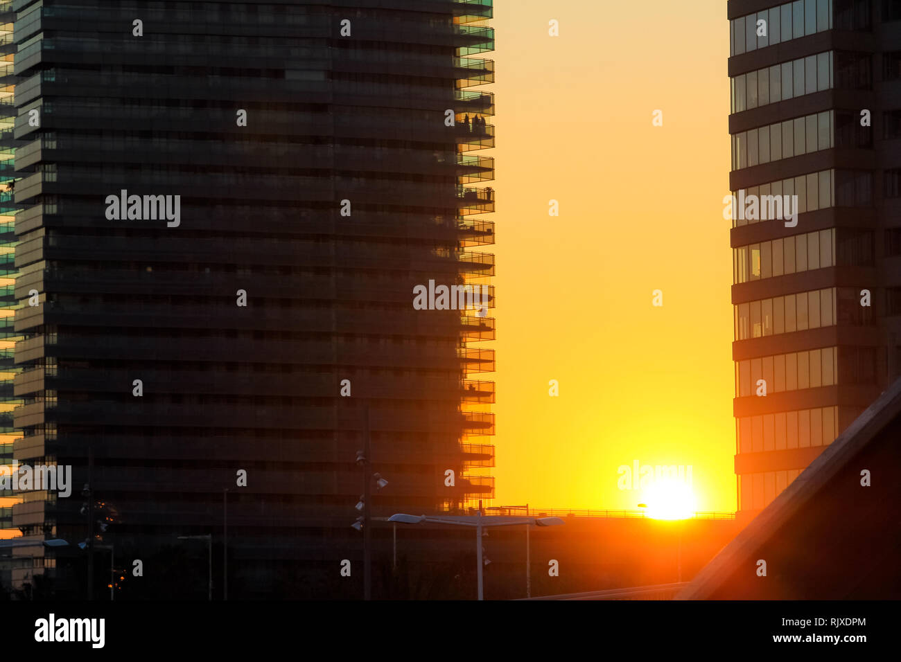 Between two tall buildings hi-res stock photography and images - Alamy