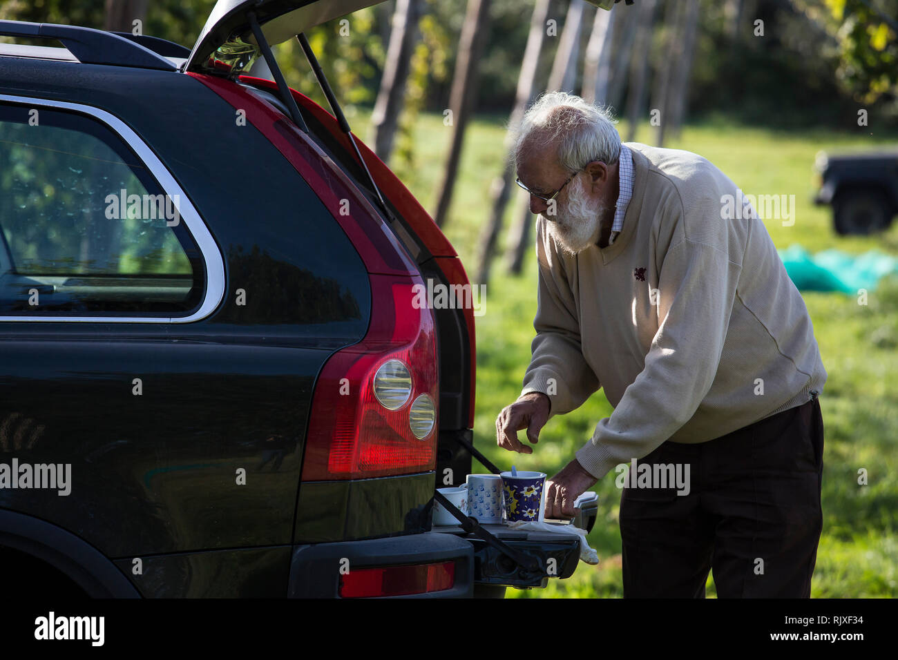 Tea break served by owner Bob Dockerty at the hop harvest at Larkins ...
