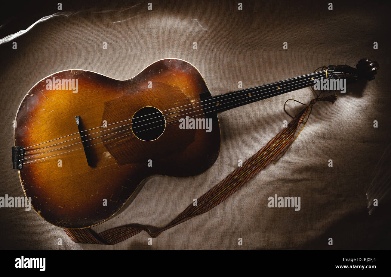 Tambura string hi-res stock photography and images - Alamy