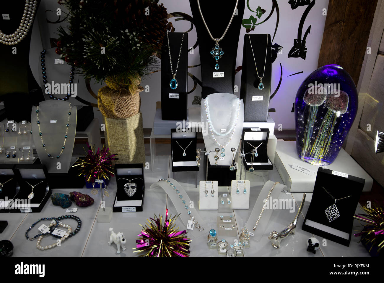 jewellery display in jewellers shop window Stock Photo - Alamy