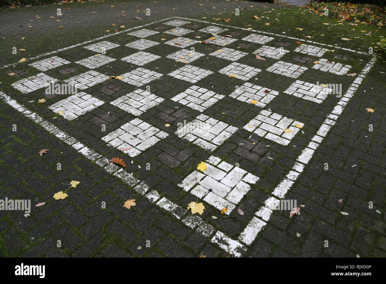 Open air chess board hi-res stock photography and images - Alamy