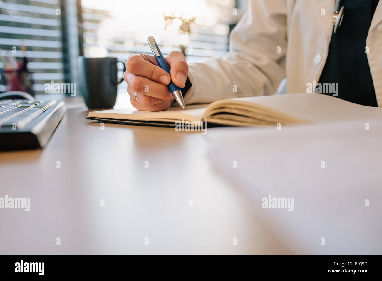 Female doctor hands hi-res stock photography and images - Alamy