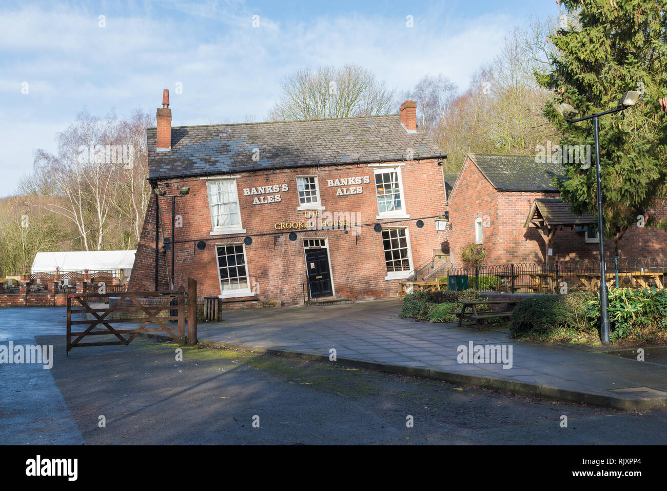 Crooked house pub dudley hi-res stock photography and images - Alamy
