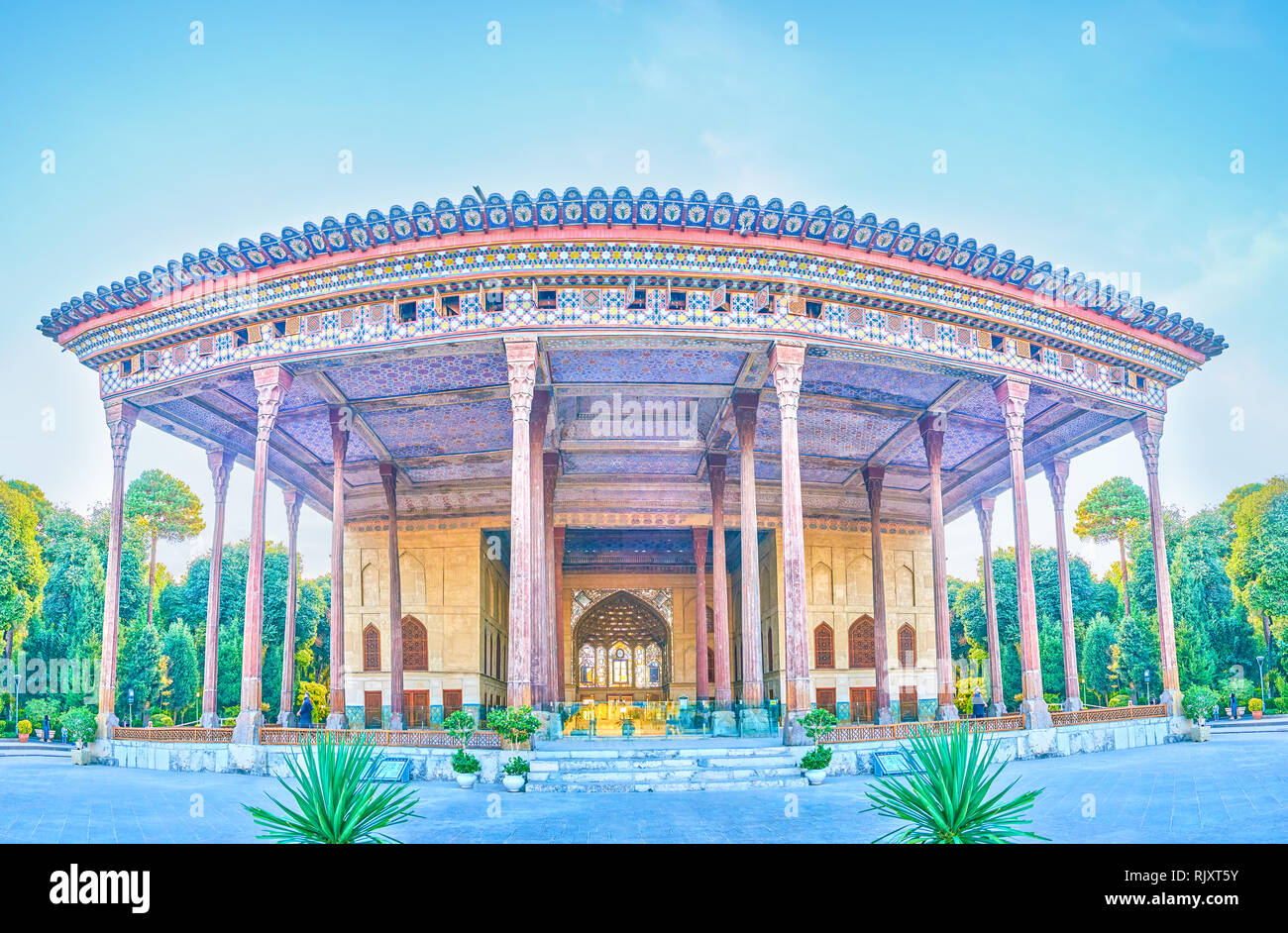 ISFAHAN, IRAN - OCTOBER 19, 2017: The front view on Chehel Sotoun ...