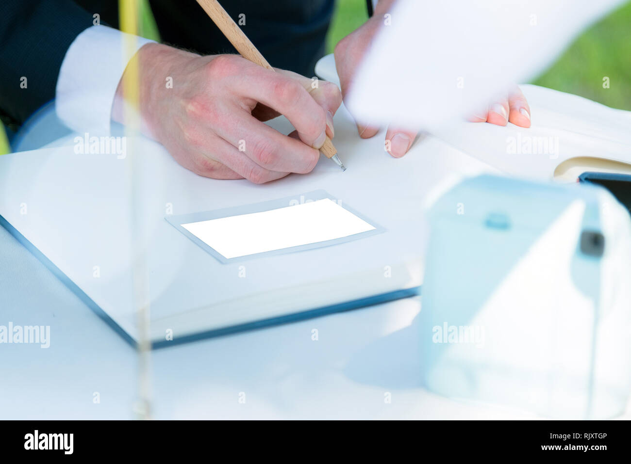 Hand signing a book hi-res stock photography and images - Alamy