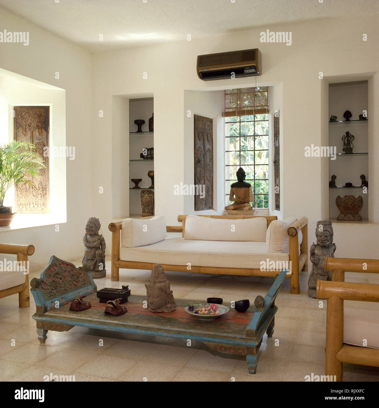 Asian artefacts hi-res stock photography and images - Alamy