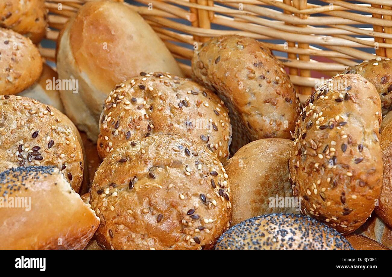 Different kinds of bread rolls or buns in a basket Stock Photo - Alamy