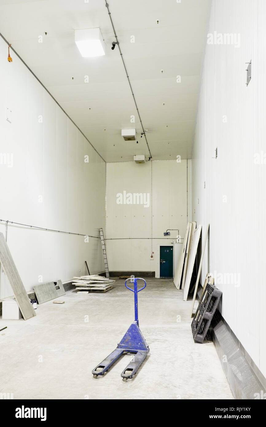 Inside empty warehouse uk hi-res stock photography and images - Alamy