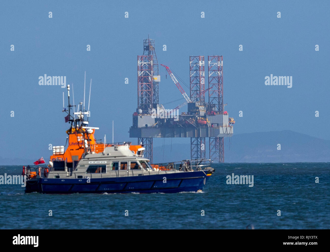 Vessels pass ensco 72 drilling rig hi-res stock photography and images ...