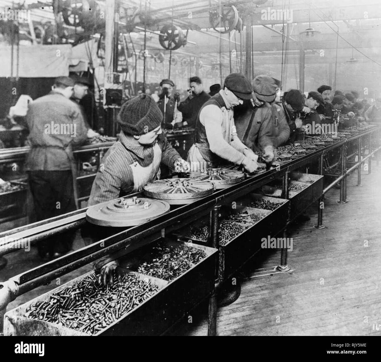 Ford assembly line, 1913 Stock Photo - Alamy