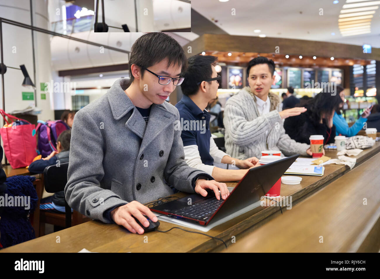 Starbucks and laptop hi-res stock photography and images - Alamy