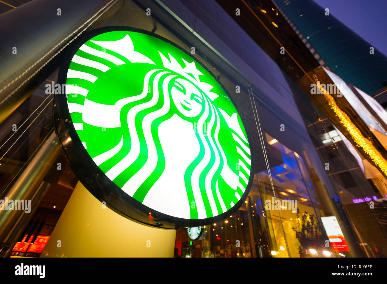 Starbucks outside night hi-res stock photography and images - Alamy
