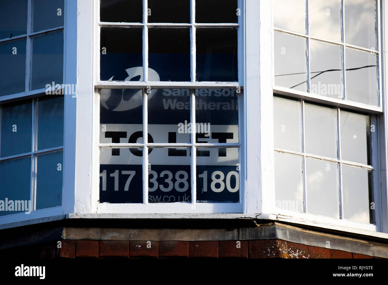 To let sign for vacant shop unit in city centre Stock Photo - Alamy